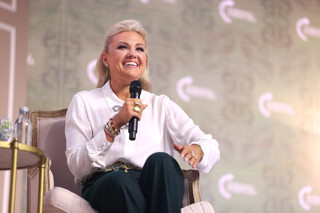 Erika Kirk’s Gesture at Memorial Sparks Symbolism Debate